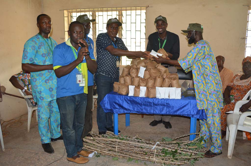The-program-facilitators-disseminating-improved-seed-varieties-to-farmers-in-Ikenne-LGA